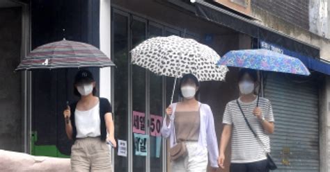 [서울포토]우산을 쓰고