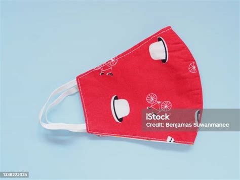 오염 및 바이러스 예방에 대한 상단 보기 빨간 직물 얼굴 마스크 파란색 배경에 면 모슬린에서 수제 Diy 의료 의료 및 새로운 정상적인 개념 0명에 대한 스톡 사진 및 기타