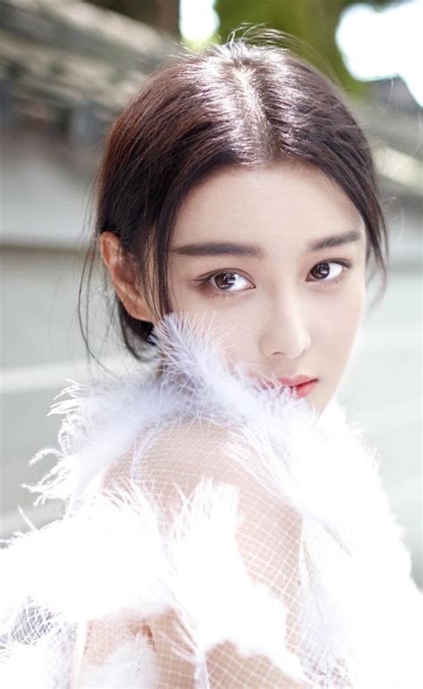 張馨予何捷旅行被偶遇 張馨予穿短裙露細腿 少女感十足 每日頭條
