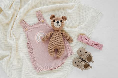 니트 장난감 곰 분홍색 장난 꾸러기 및 흰 담요에 신생아를위한 머리 활 아기 물건과 액세서리 플랫 레이 상단 뷰 0명에 대한