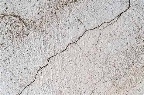 금이 간 석고와 더러운 그런지 질감의 표면으로 덮인 오래된 콘크리트 돌담 0명에 대한 스톡 사진 및 기타 이미지 0명 거친