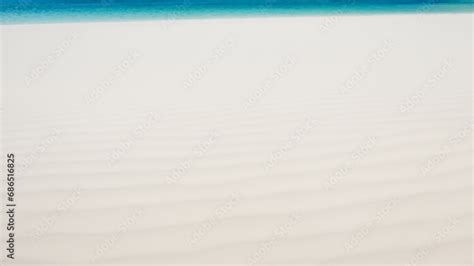 無人のきれいな白い砂浜と青い海 真っ白な砂の背景またはテクスチャ素材 Stock Foto Adobe Stock