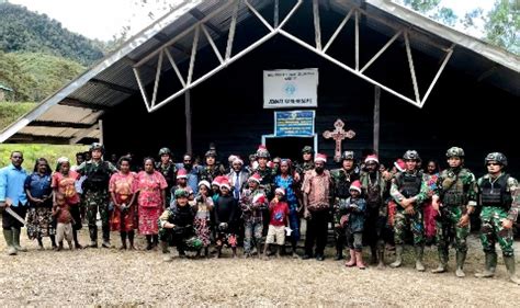 Satgas Yonif R 321 GT Bersama Warga Rayakan Natal Dan Gelar Doa Bersama