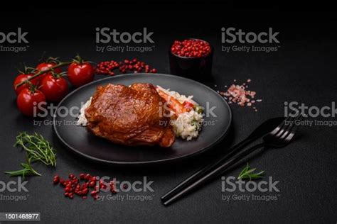 닭고기와 야채를 곁들인 맛있는 밥 또는 소금 향신료 및 허브를 곁들인 리조또 건강한 식생활에 대한 스톡 사진 및 기타 이미지