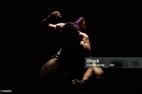 반지의 바닥에 타이어 복서 펀치 몽콘 토너먼트 타이 복싱 킥복싱의 개념 무에타이에 대한 스톡 사진 및 기타 이미지 무에타이