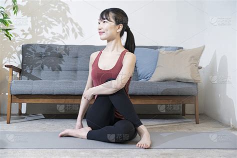 亚洲女人在室内做瑜伽