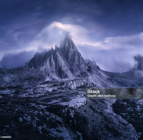 아름다운 밤에 안개에 산 산 봉우리 돌 잔디 흐린 낮은 구름 별과 달과 보라색 하늘과 꿈꾸는 풍경 해질 녘에 바위 이탈리아 돌로미티의 트레 시메 이탈리아 알프스 0명에 대한