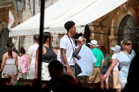 Mlada Nada Nba Lige Uhvaćena Na Stradunu S Atraktivnom Djevojkom Tportal