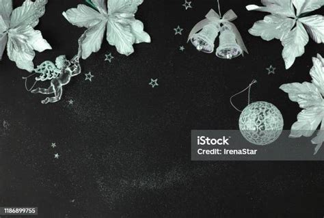 크리스마스 배경입니다 텍스트에 대한 빈 복사 공간이검은 배경에 Xmas 또는 새해 화이트 실버 색상 장식 엽서 또는 초대를위한