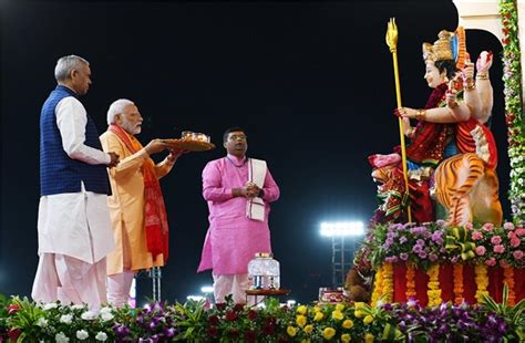 नवरात्रि कार्यक्रम में शामिल हुए Pm मोदी मां अम्बे की आरती की देखें