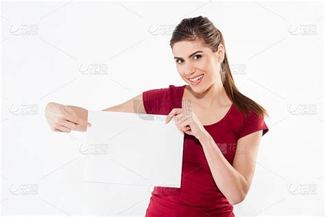 女孩拿着白纸。