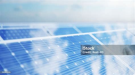 3d 그림 태양 전지 패널 대체 에너지 신 재생 에너지의 개념 생태 적이 고 청정 한 에너지 태양 전지 패널 광 기전 반사 아름 다운 푸른 하늘 사막에 있는 태양 전지 판