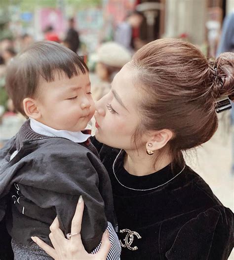 Con Trai Á Hậu Tú Anh Hơn 1 Tuổi đã Lớn Phổng Phao Lại Có Kiểu Tóc Y