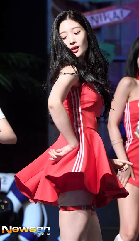 Dia Jung Chae Yeon Stage To Sweep Out The Sights