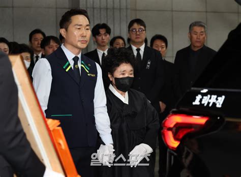 포토 故 이순재 발인 엄수하는 부인 최희정 씨