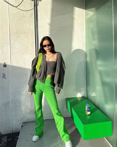 Áo Cardigan Item Mang đến Sự Trẻ Trung Phóng Khoáng Cho Nàng Trong