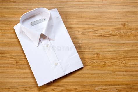 Camisa Blanca En Blanco Doblada Imagen De Archivo Imagen De Textil
