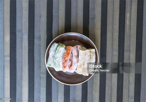전통적인 터키어 기쁨 동양 디저트 접시에 배경에 고립 동양 진미 과자 건강 식품 믹스 구색 이미지에 대 한 다른 컬렉션 클로즈업