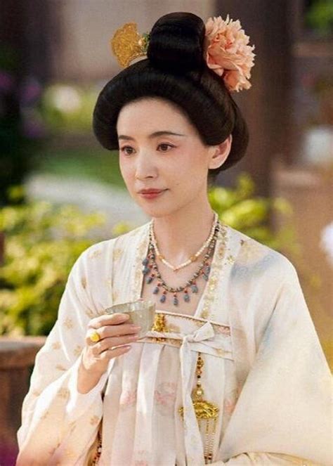 董洁卷入小姨赛道，出场就是大女主气场，一眼就相中杨紫了