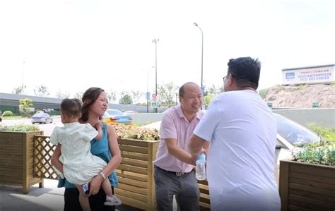 出租车司机当街闯红灯！交警：免罚 知乎