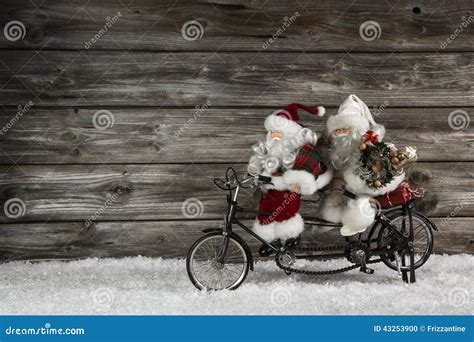 Grappige Houten Kerstmisachtergrond Met Twee De Kerstman Op Een Bicy
