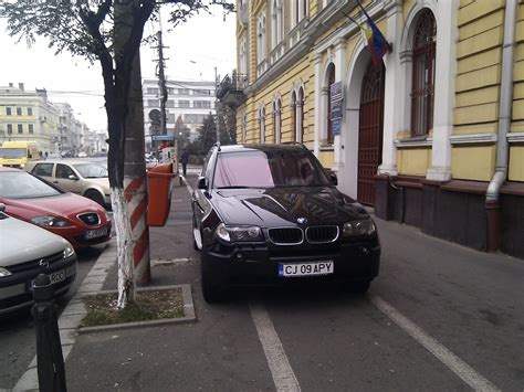Smecher Cu Bmw A Parcat Pe Trotuar In Fata Finantelor Publice Soferii