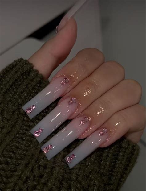 𝐏𝐑𝐄𝐓𝐓𝐘𝐁𝐋𝐔𝐍𝐓𝐙 Rhinestone Nails Pink Acrylic Nails Simple Nails