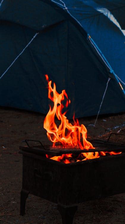 광야 기분 좋은 깜박 거리는 불꽃 담배를 피우다 따뜻함 러스틱 레저 모닥불 모험 밤 밤하늘 불 불꽃 불빛 불씨 불타는 나무 블루 텐트 생존