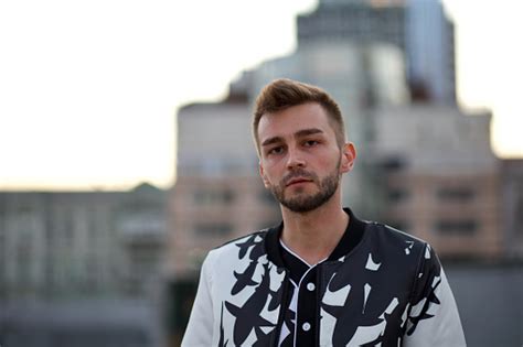 흰색과 검은 색 양복을 입은 잘 생긴 남자와 슬프고 시끄러운 표정 세련된 양복과 매혹적인 외모로 그루터기와 모델 헤어 스타일을 가진 남자 25 29세에 대한 스톡 사진 및