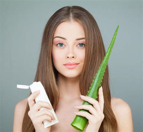 美女拿着芦荟图片 年轻的美女拿着芦荟素材 高清图片 摄影照片 寻图免费打包下载