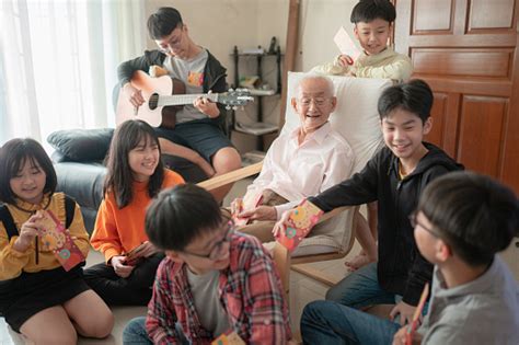 아시아 의 할아버지와 손자는 중국 설날 동안 축하하고 모임 음력설에 대한 스톡 사진 및 기타 이미지 음력설 가족 노인