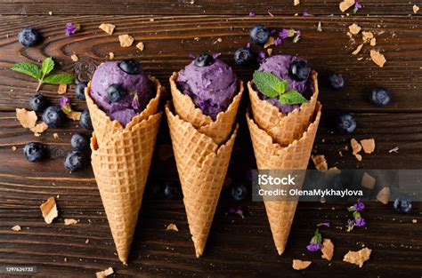 나무 부엌 테이블에 블랙 베리 아이스크림 웨이퍼 콘에서 플랫 평신도 보기 0명에 대한 스톡 사진 및 기타 이미지 0명 갈색 거품 내기 Istock