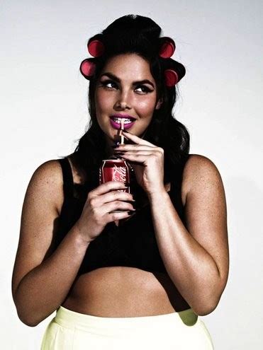 Modelo plus size nua estrela capa de revista espanhola Vírgula