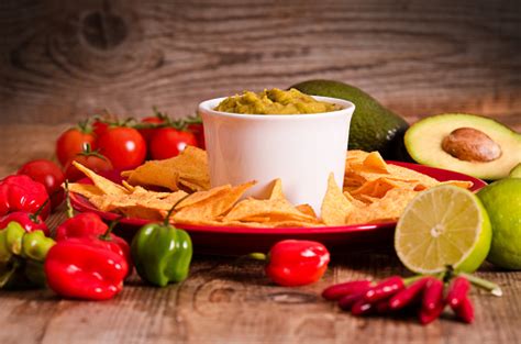 아보카도 소스와 나 쵸 칩입니다 0명에 대한 스톡 사진 및 기타 이미지 0명 과일 구아카몰 Istock