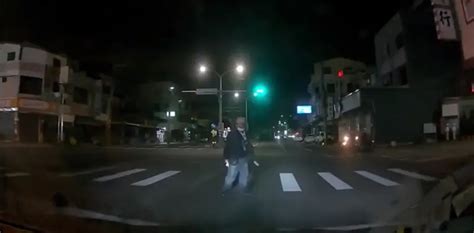 違規過馬路被叭 彰化男下秒竟掏刀怒砍來車