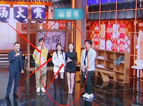 李沁赵露思做客《天天向上》，换上浴袍后，真实身高差很显然 搜狐大视野 搜狐新闻