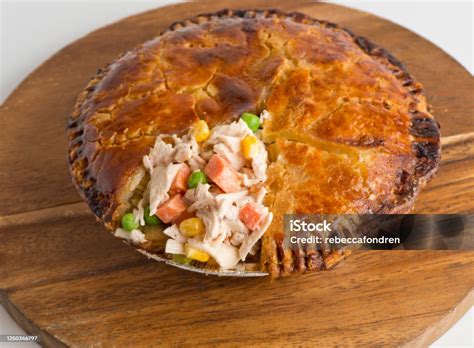 치킨 냄비 파이 클래식 한 미국 레스토랑 이나 식당 좋아하는 다진 채소 셀러리 콩 칠리 당근 양파 마늘 올리브 오일에 볶은 것 벗겨진 파이 크러스트에 구워 미국에서 가장