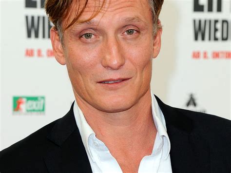 Er Ist Wieder Da So Wurde Oliver Masucci Zu Adolf Hitler Promiflashde