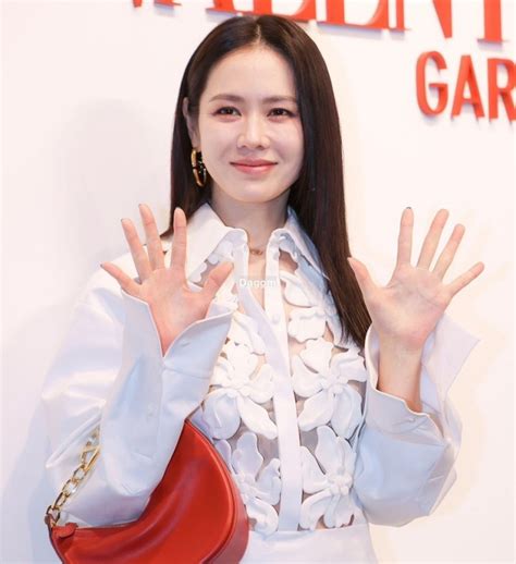 손예진 발렌티노 화이트 원피스에 빨간가방 신상 문 미니 호보백 레드백 가격은 네이버 블로그