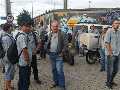 G1 Motoristas de ônibus reclamam de atraso e cruzam os braços em