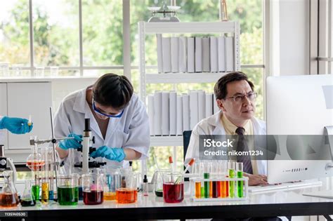 과학자 들은 실험실 환경에서 연구를 수행 합니다 과학 연구소 연구 개발 컨셉 N Stem 주제에 대한 스톡 사진 및 기타 이미지
