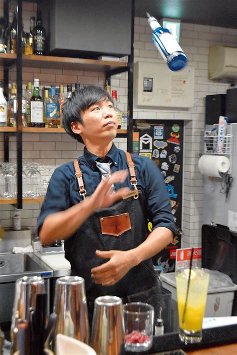 目でも楽しめる一杯を…地元出身の元消防士が魅せる華麗なフレアバーテンディング 熊谷の「red Hawk」｜埼玉新聞｜埼玉の最新ニュース