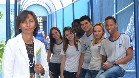 Professora De Niterói Visita Alunos Faltosos Para Que Eles Não Deixem