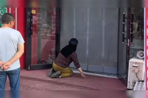 女子面馆门前下跪，商家劝阻爆发冲突：生意不好故意闹事