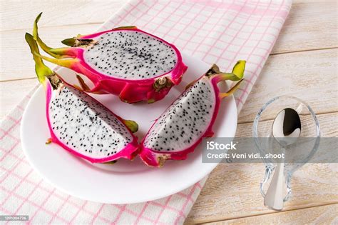 흰색 나무 테이블 위에 접시에 세 부분 드래곤 과일 또는 피타야로 잘라 과일과 야채 비타민 B와 탄닌이 풍부한 건강한 채식 음식 0명에 대한 스톡 사진 및 기타 이미지