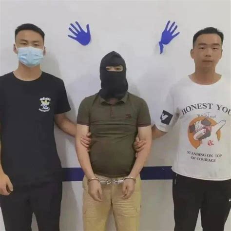 6名犯罪嫌疑人被抓获美黑人男子被8警察枪杀 身中60多枪李某黄冈