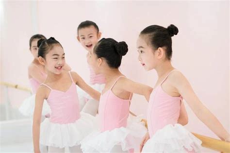一句话送给跳舞的孩子 表扬宝贝跳舞的句子 舞蹈付出的努力与汗水 大山谷图库
