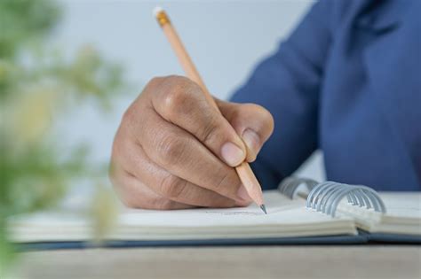 학생 대학 학습을 위한 성인 학습 수업 시험용 노트북핸드 노트 강의 성인 교육은 지식 기술에 체계적이고 지속적인 자기 교육 활동을 참여하는 연습입니다 검사 보기에 대한 스톡