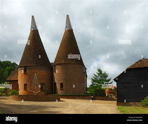 Oast Houses Converted Into Dwellings Leigh Kent England Uk Stock