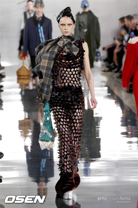 파리 패션위크 모델의 런웨이 속이 훤히 보여 Osen
